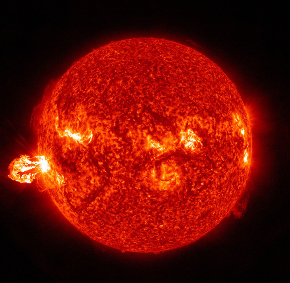 NASA发布最新太阳耀斑图 画面神奇而壮观_北京时间